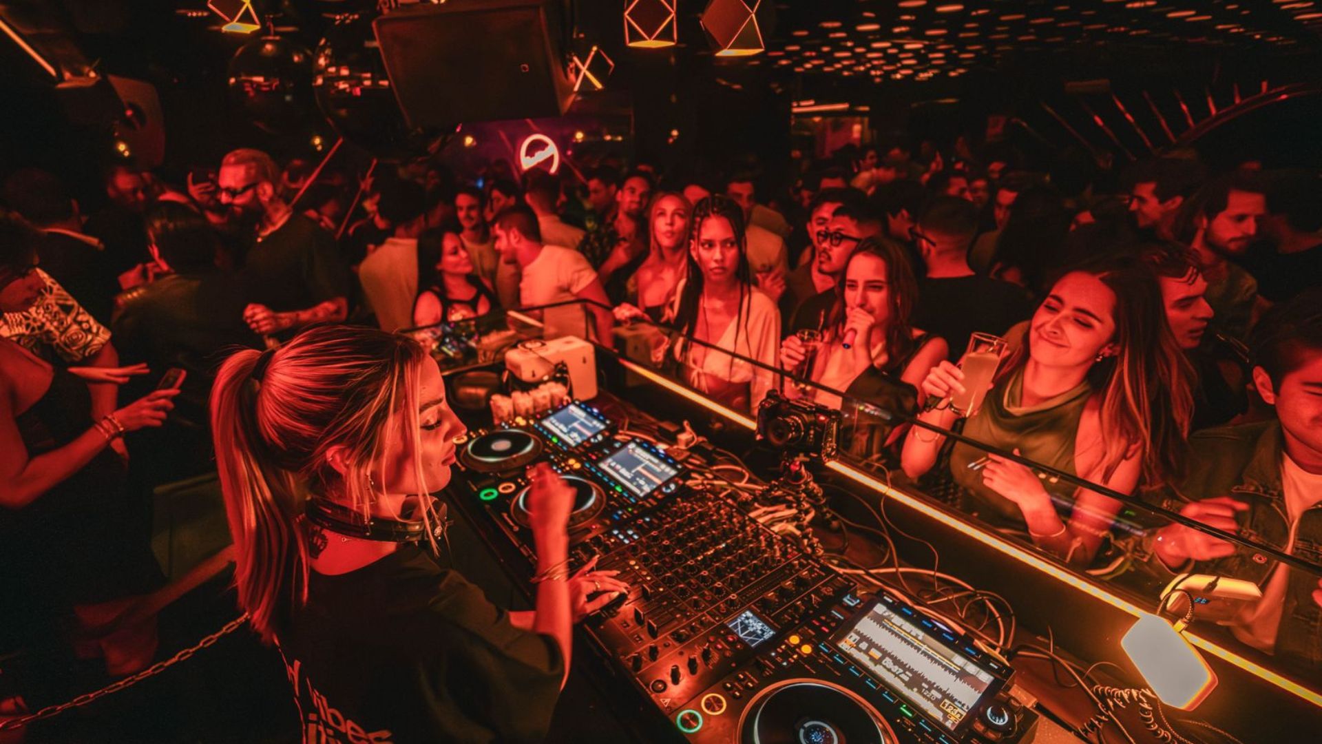 Cuánto cobra un DJ por hora en Argentina y qué factores influyen